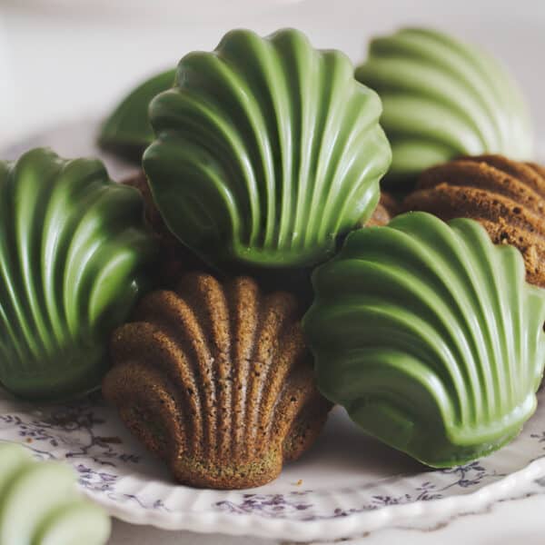 鏡面抹茶瑪德蓮(Matcha Madeleine)，這5個鏡面瑪德蓮的重點，妳都知道了嗎？絕對不要這樣做，毀了模具...